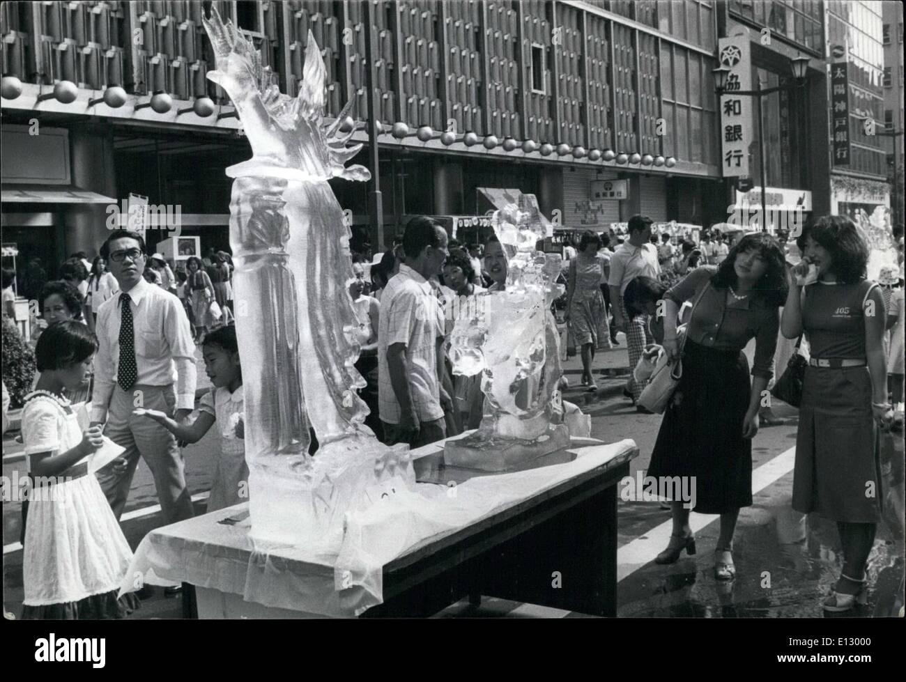 2012 ice sculptors keep cool in tokyo hi-res stock photography and ...