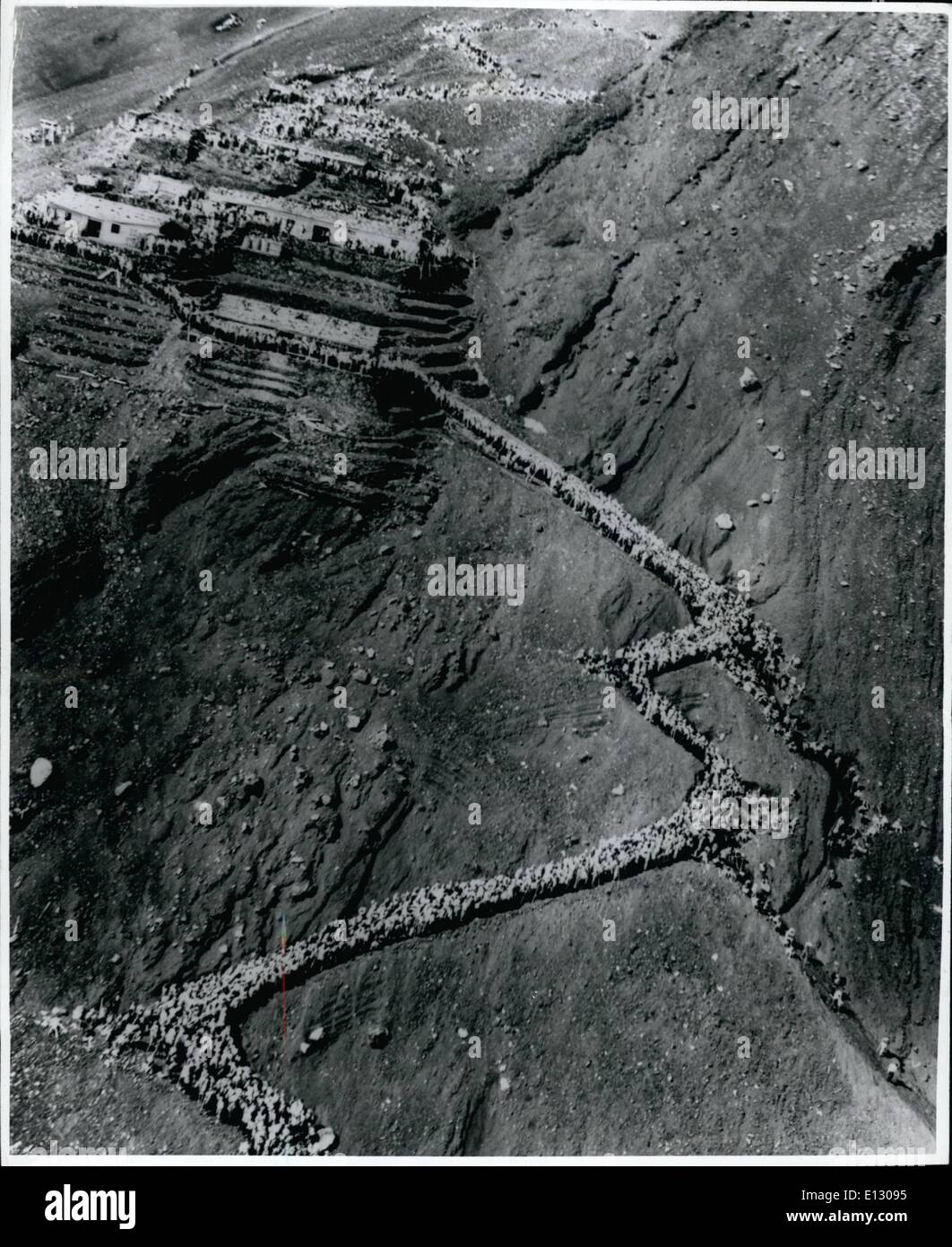 Feb. 25, 2012 - Japanese Climb Mount Fuji Five Abreast: Over 25.000 ...