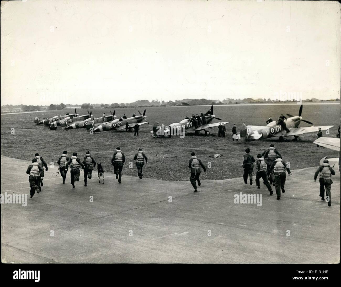 Fighter pilots running to their planes hi-res stock photography and ...