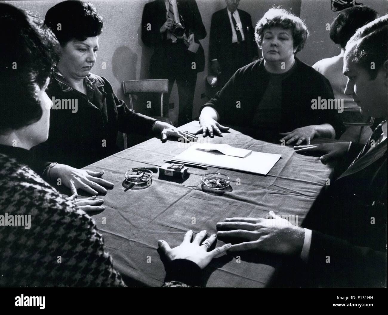 Seance spirit hi-res stock photography and images - Alamy