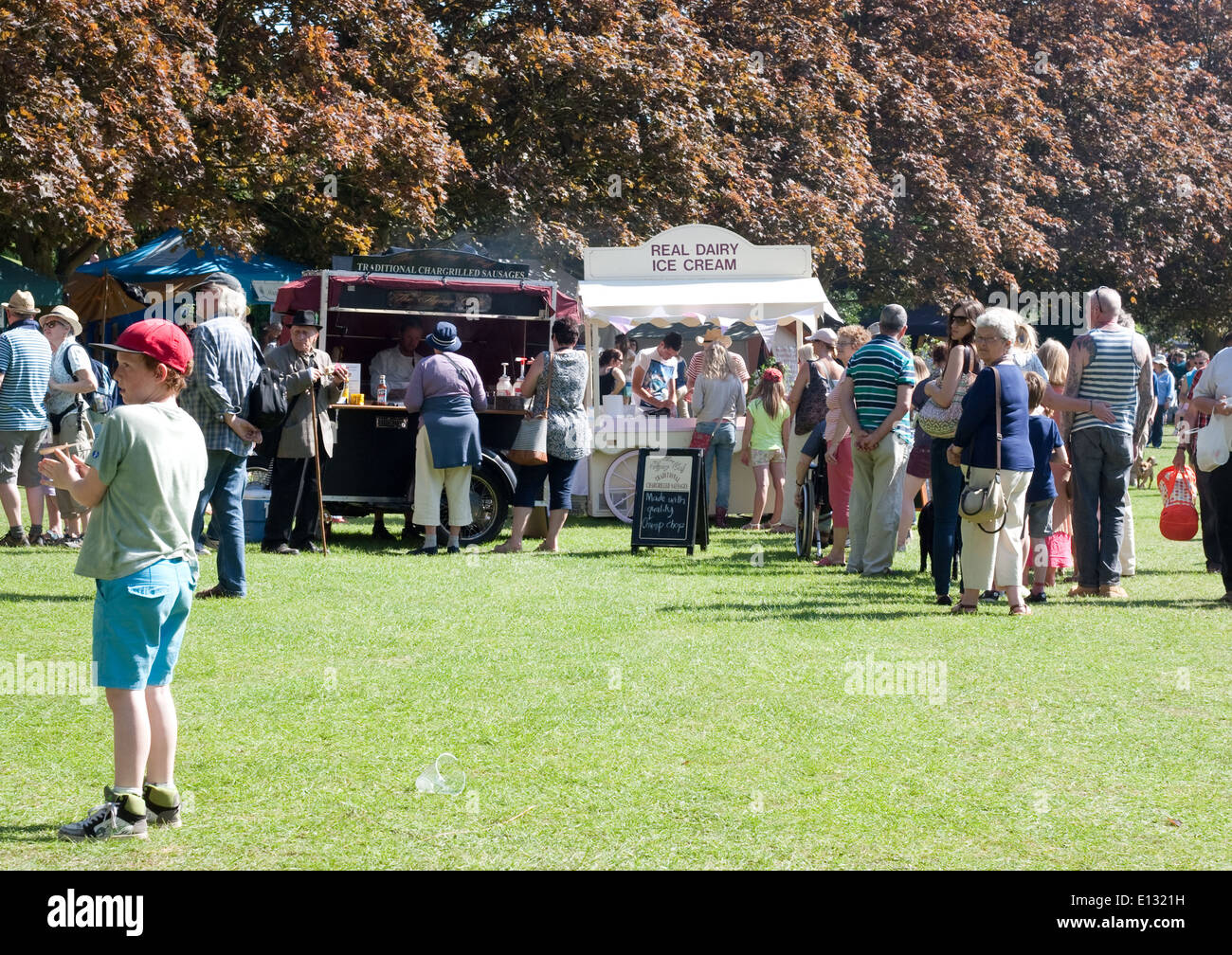 Long queue for food hi-res stock photography and images - Alamy