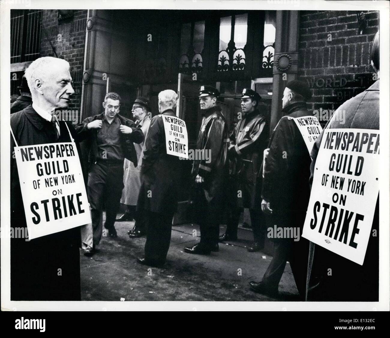 New york city newspaper stand hi-res stock photography and images - Alamy