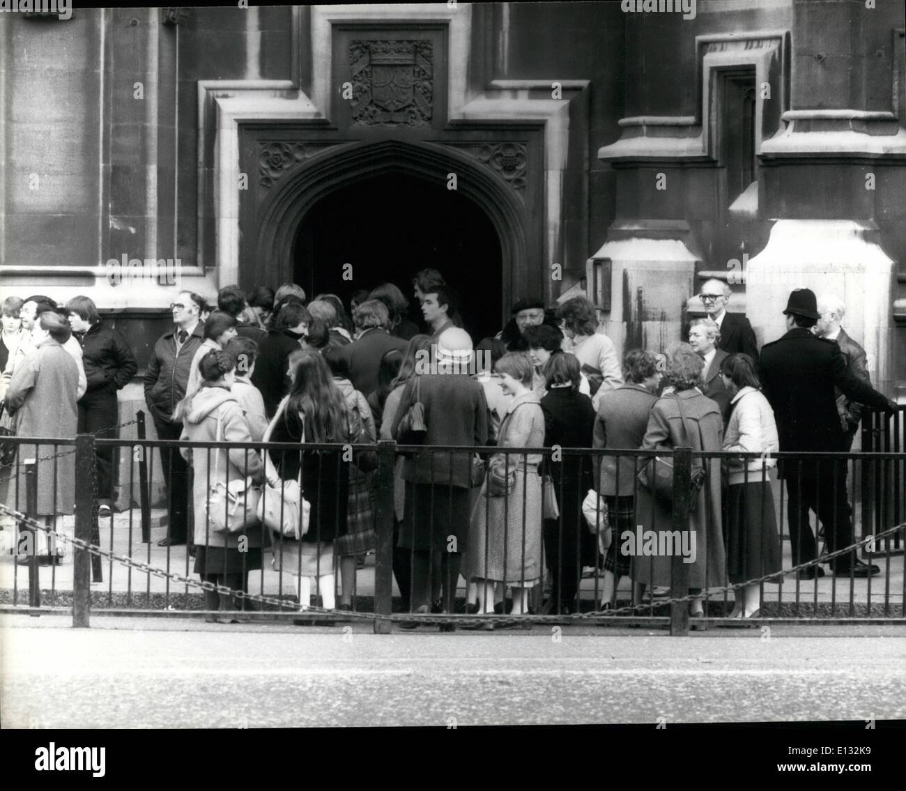 Waiting building hi-res stock photography and images - Alamy