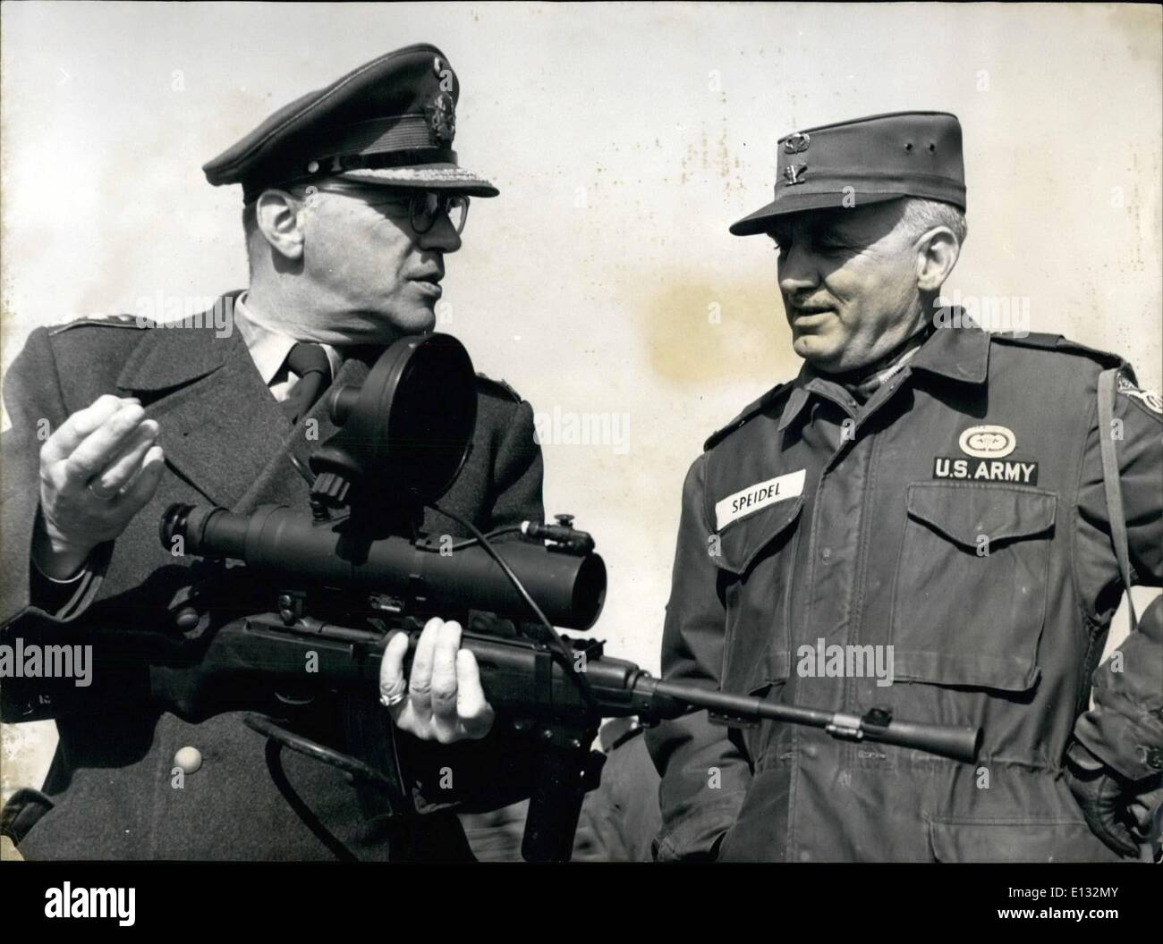 Feb. 26, 2012 - New American infra - red night gun. Left Lt. General ...