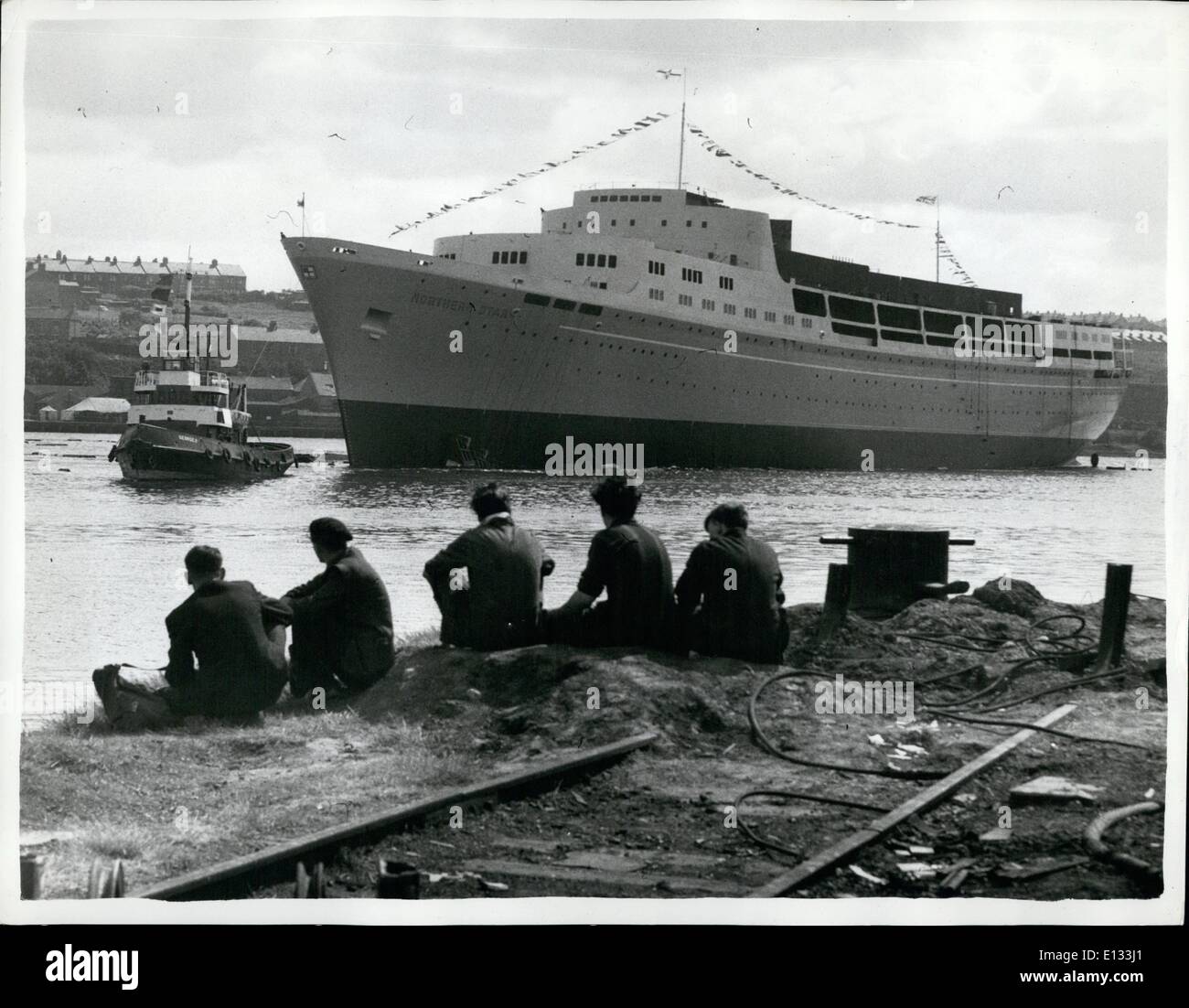 Black star line hi-res stock photography and images - Alamy