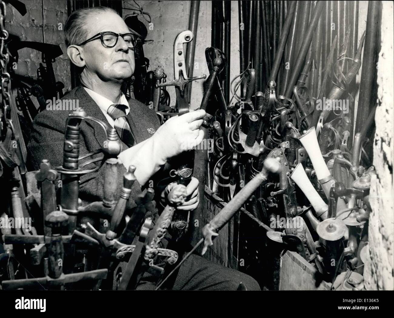 Bayonets and swords hi-res stock photography and images - Alamy