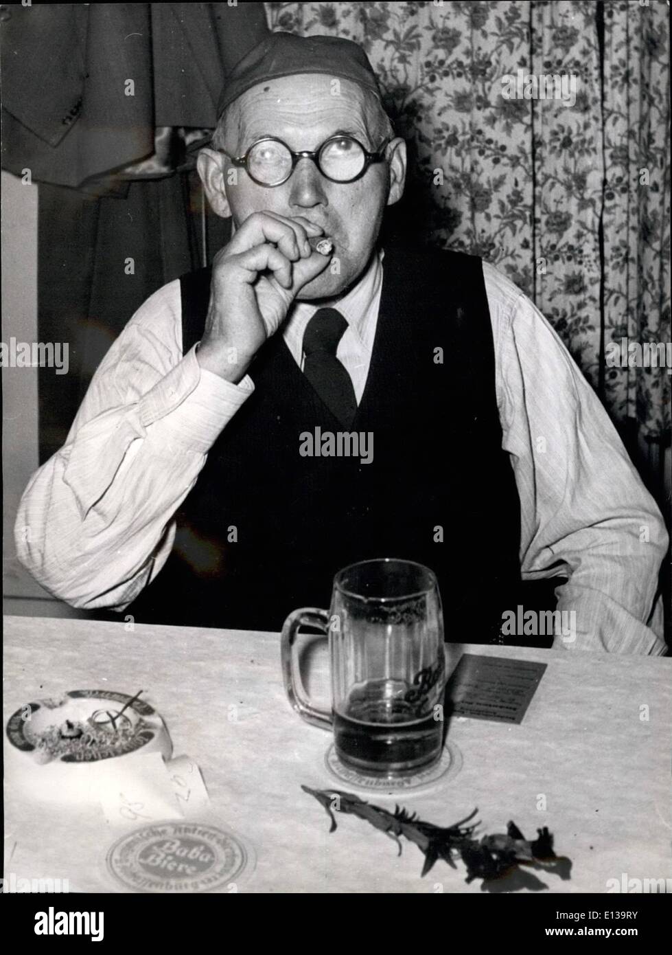 Old Smoker High Resolution Stock Photography and Images - Alamy