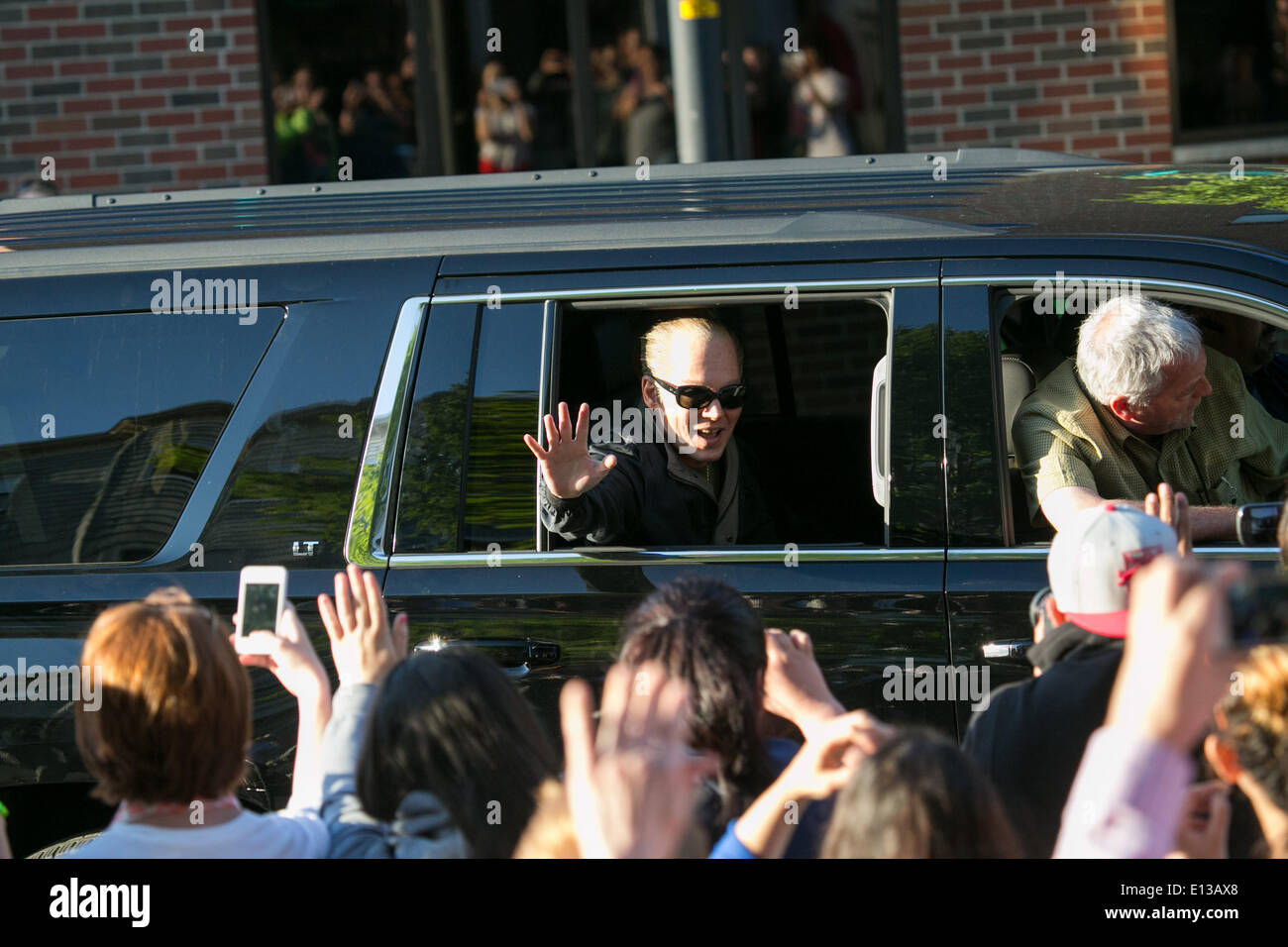 Cambridge, Massachusetts, USA. 21st May, 2014. Actor JOHNNY DEPP waves ...