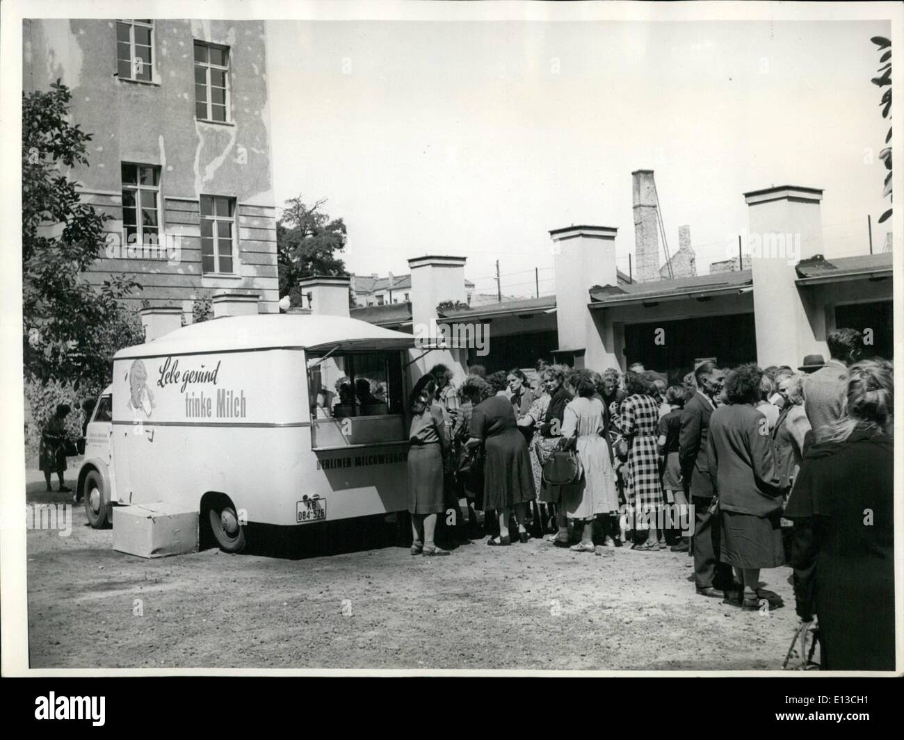 Poor population hi-res stock photography and images - Alamy