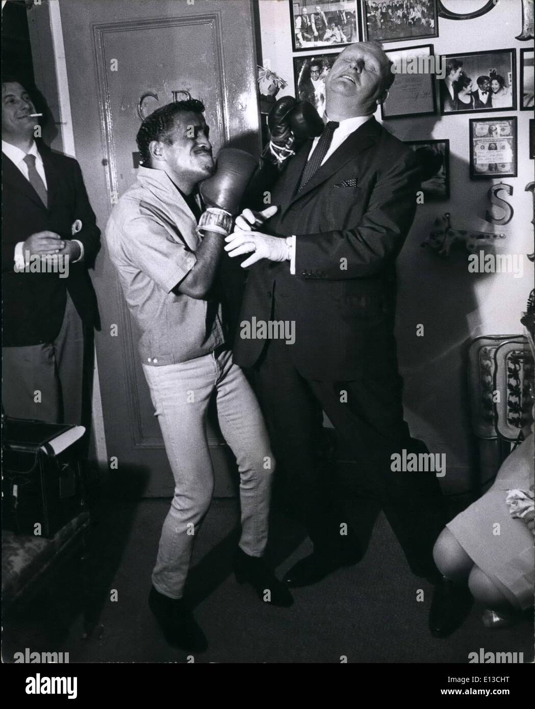 Gert frobe goldfinger hi-res stock photography and images - Alamy