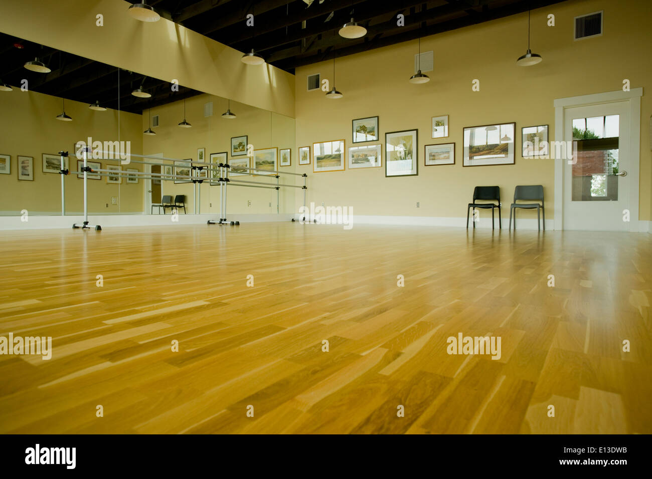 Empty dance studio hi-res stock photography and images - Alamy