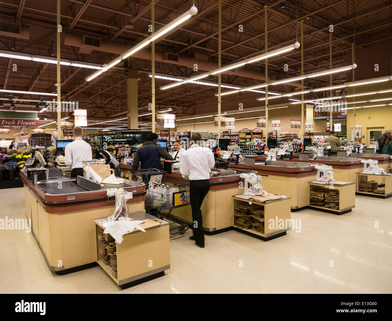 Queue at supermarket counter hi-res stock photography and images - Alamy
