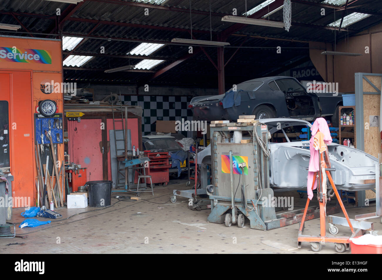 Interiors of a car garage Stock Photo - Alamy