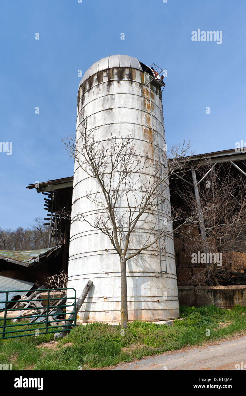 Old barns with silo hi-res stock photography and images - Alamy