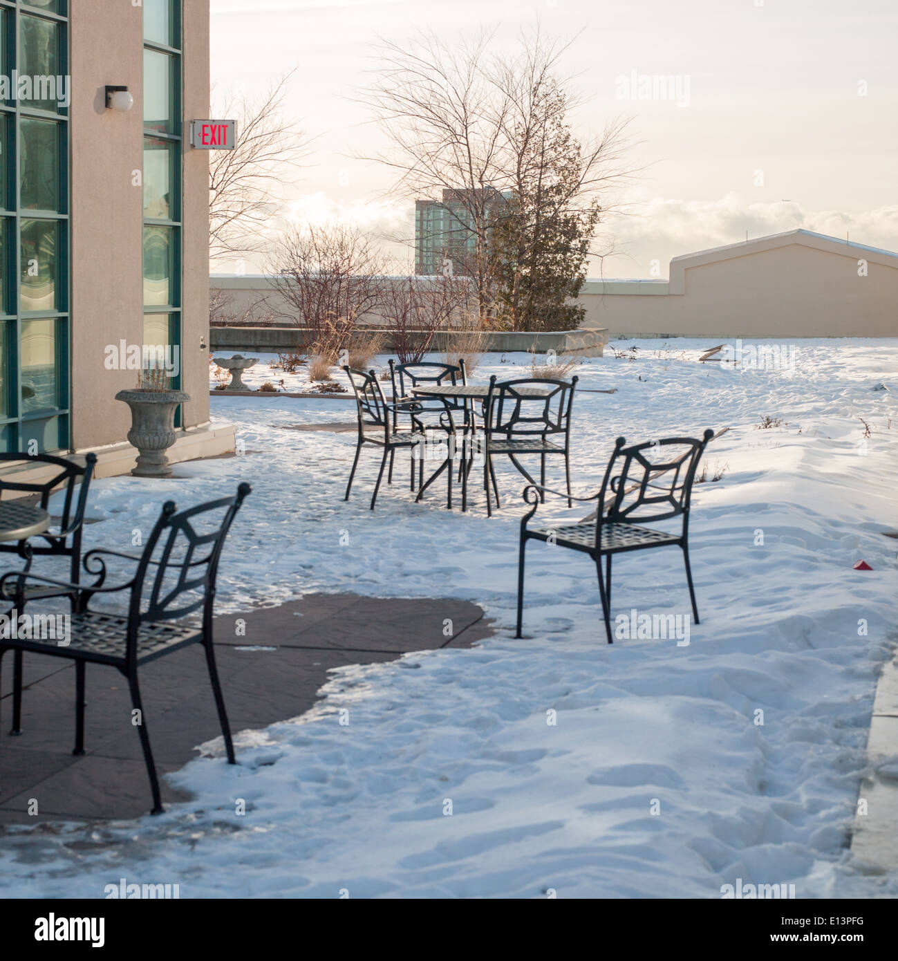 Empty chairs and tables outside a sidewalk cafe Stock Photo - Alamy