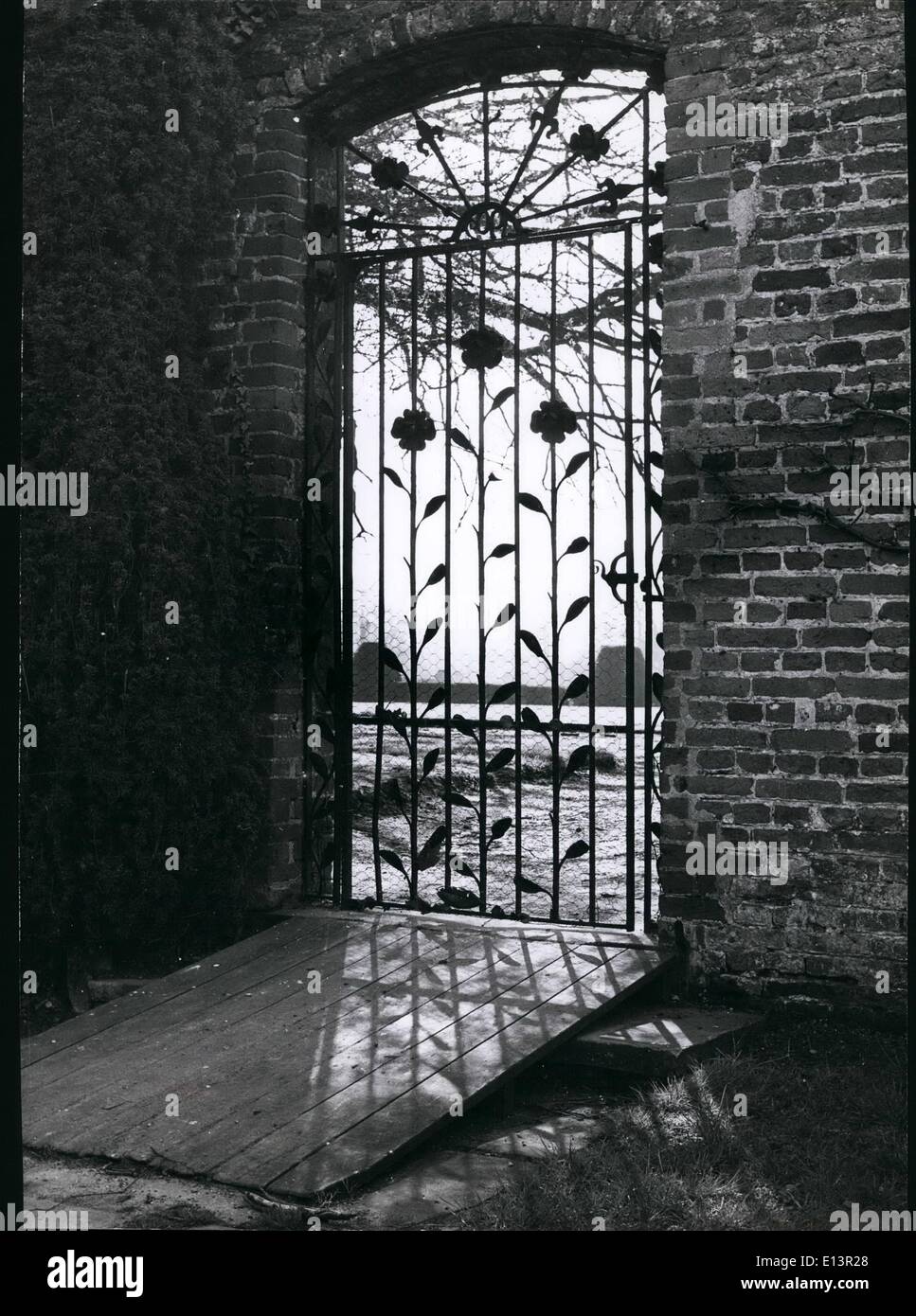 White Iron Gate High Resolution Stock Photography and Images - Alamy