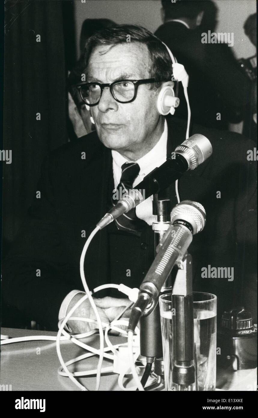 Courer hi-res stock photography and images - Alamy