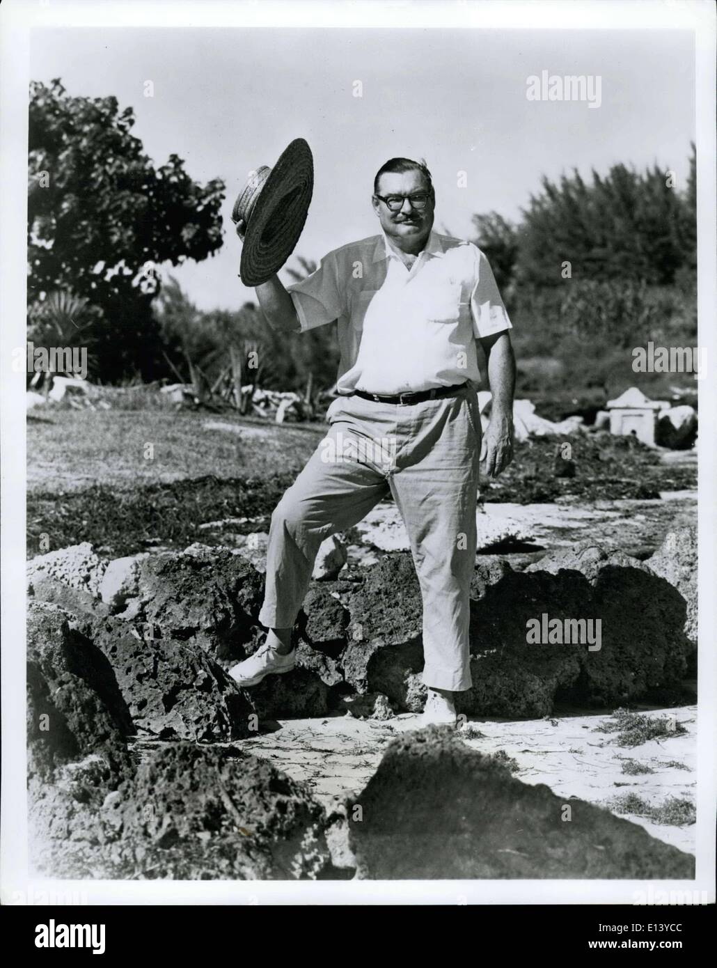 Ernest hemingway black and white hi-res stock photography and images ...