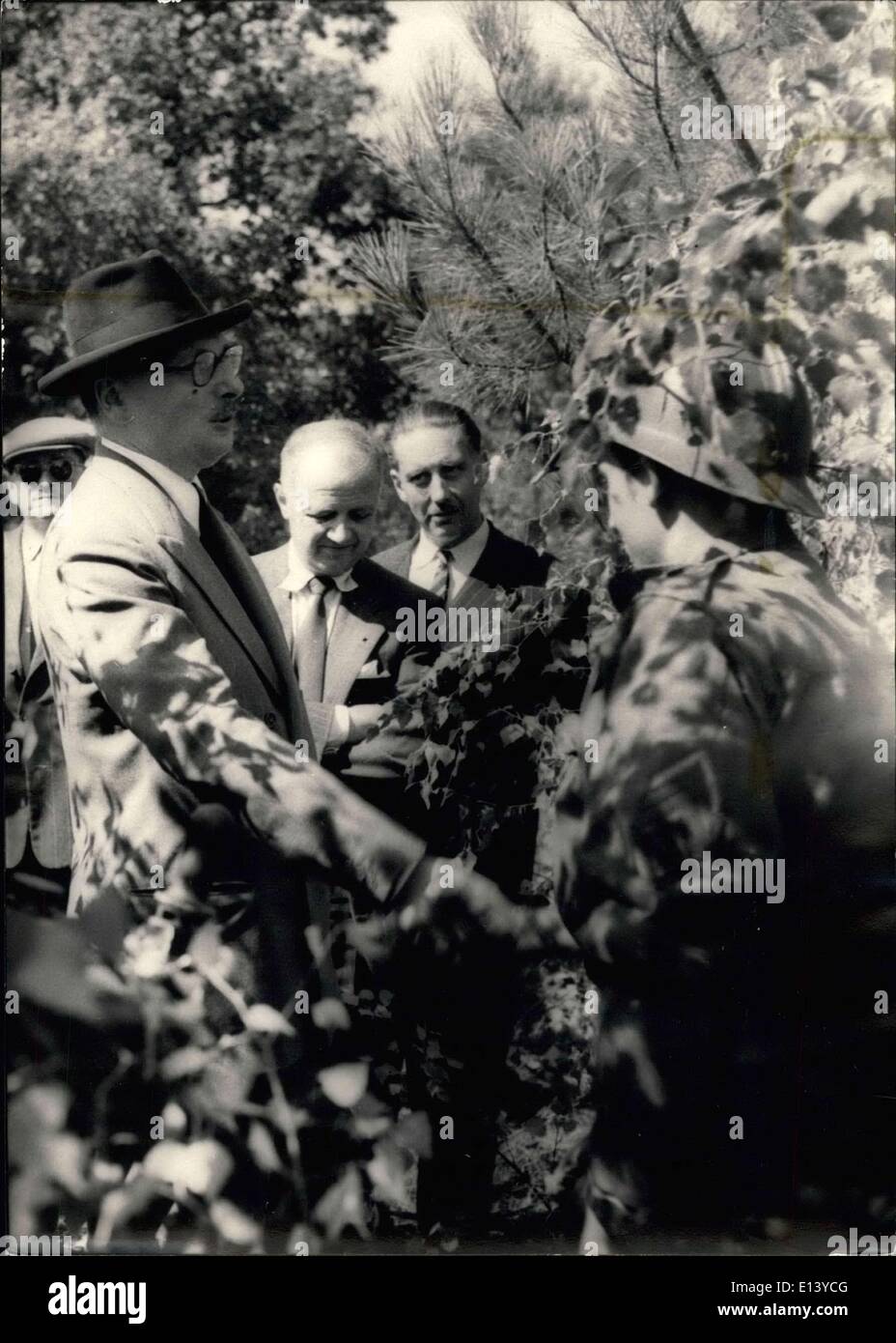 French army soldiers take hi-res stock photography and images - Alamy