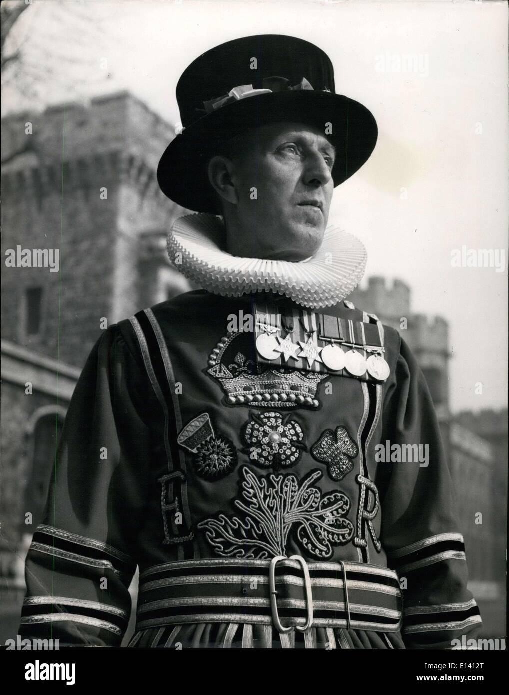 Yeoman warder uniform hi-res stock photography and images - Alamy