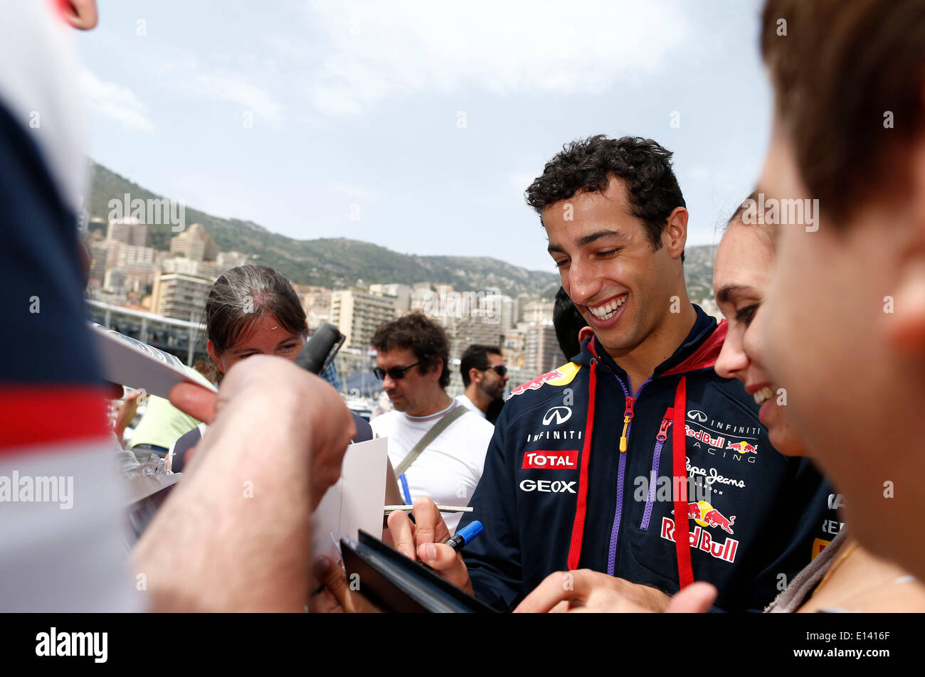 Monaco crowd monaco grand prix hi-res stock photography and images - Alamy
