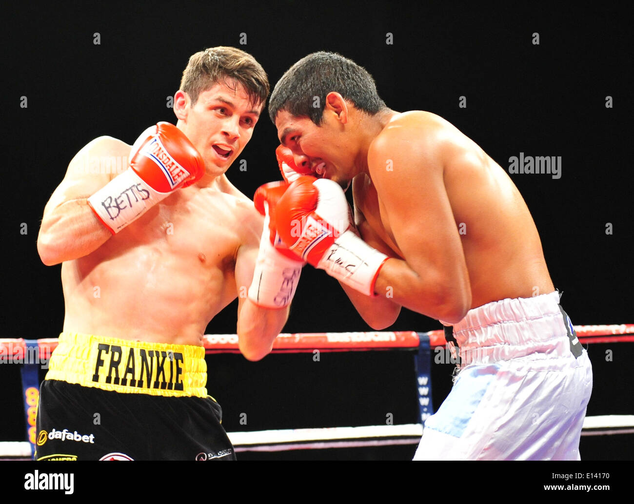 Boxing wbc featherweight title fight hi-res stock photography and ...