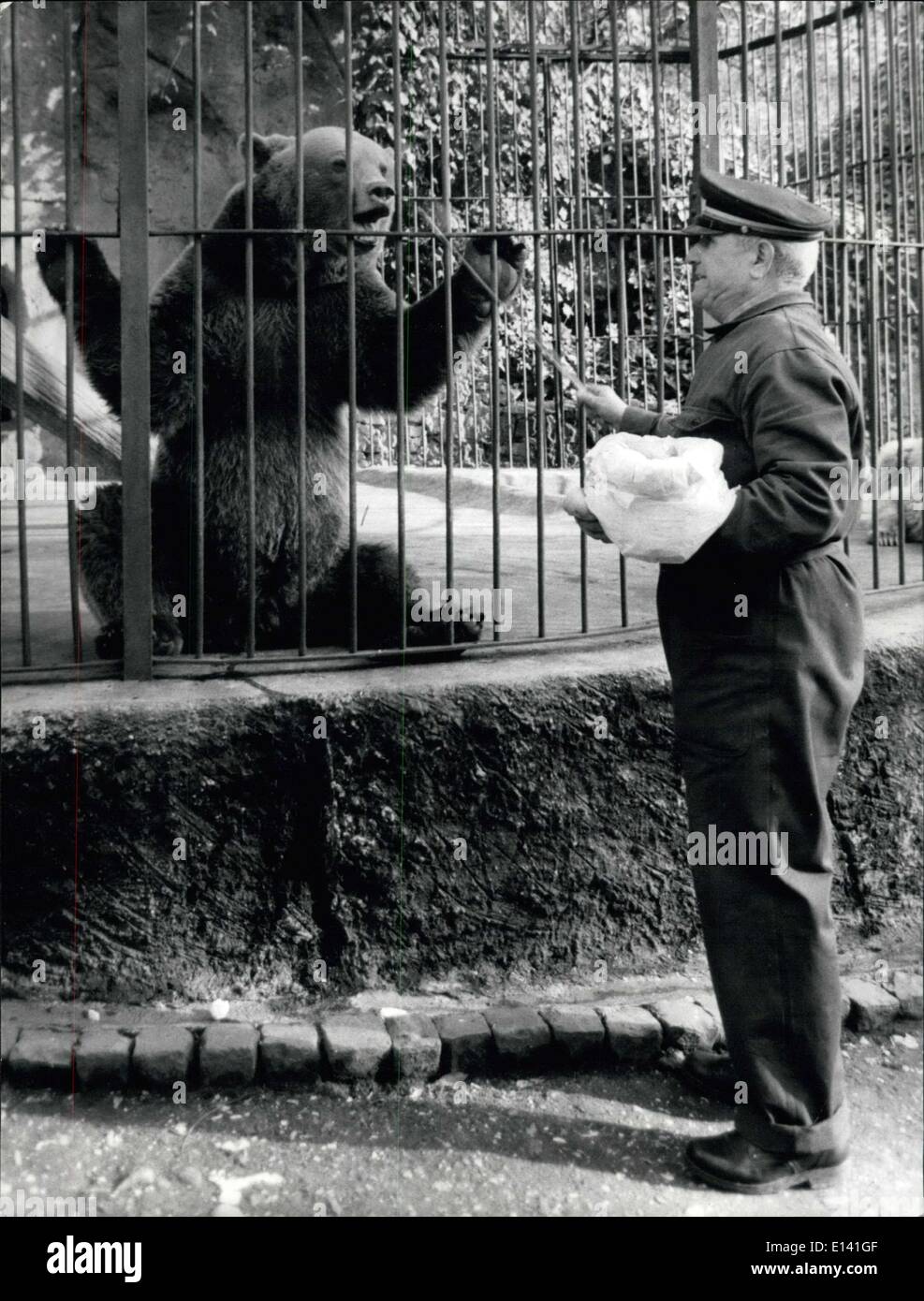 Cold zoo hi-res stock photography and images - Alamy