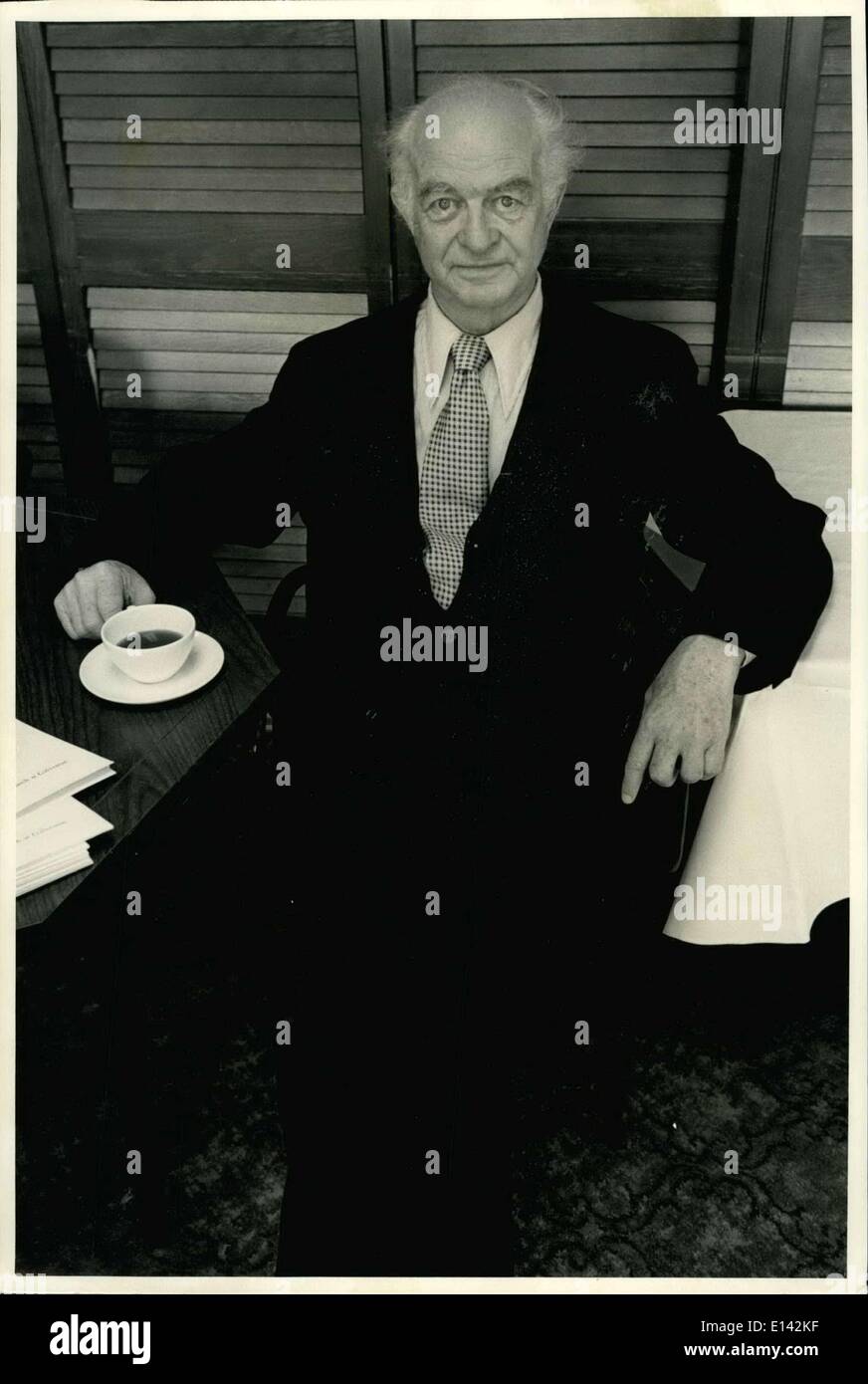 Linus pauling hi-res stock photography and images - Alamy