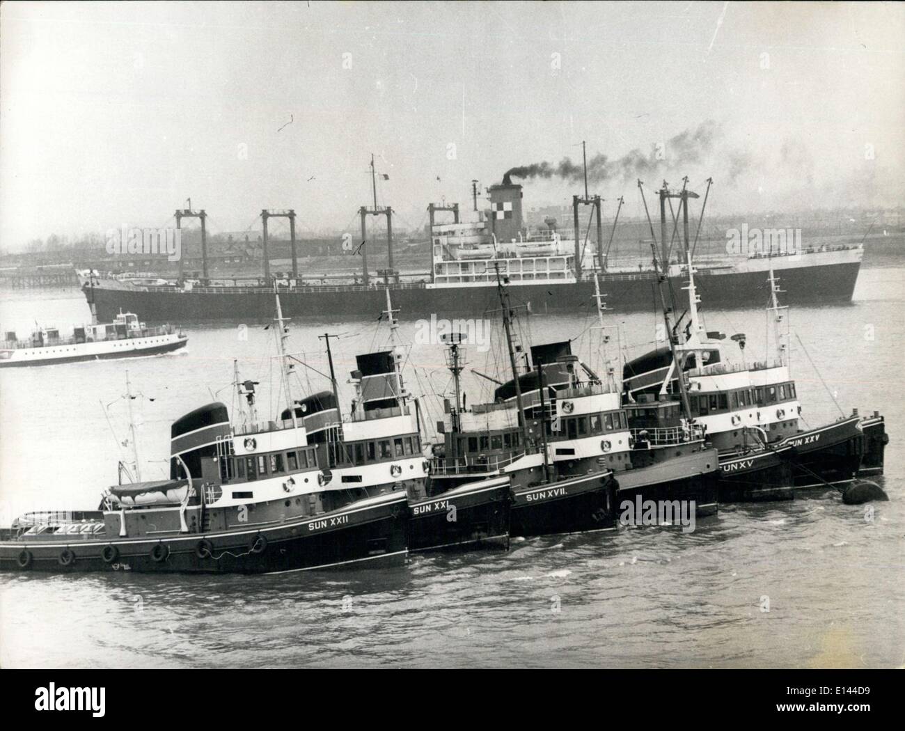 London docks hi-res stock photography and images - Alamy
