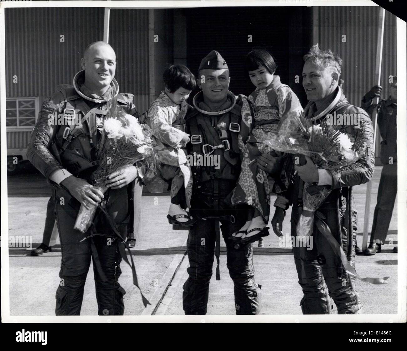F8u crusader in flight hi-res stock photography and images - Alamy