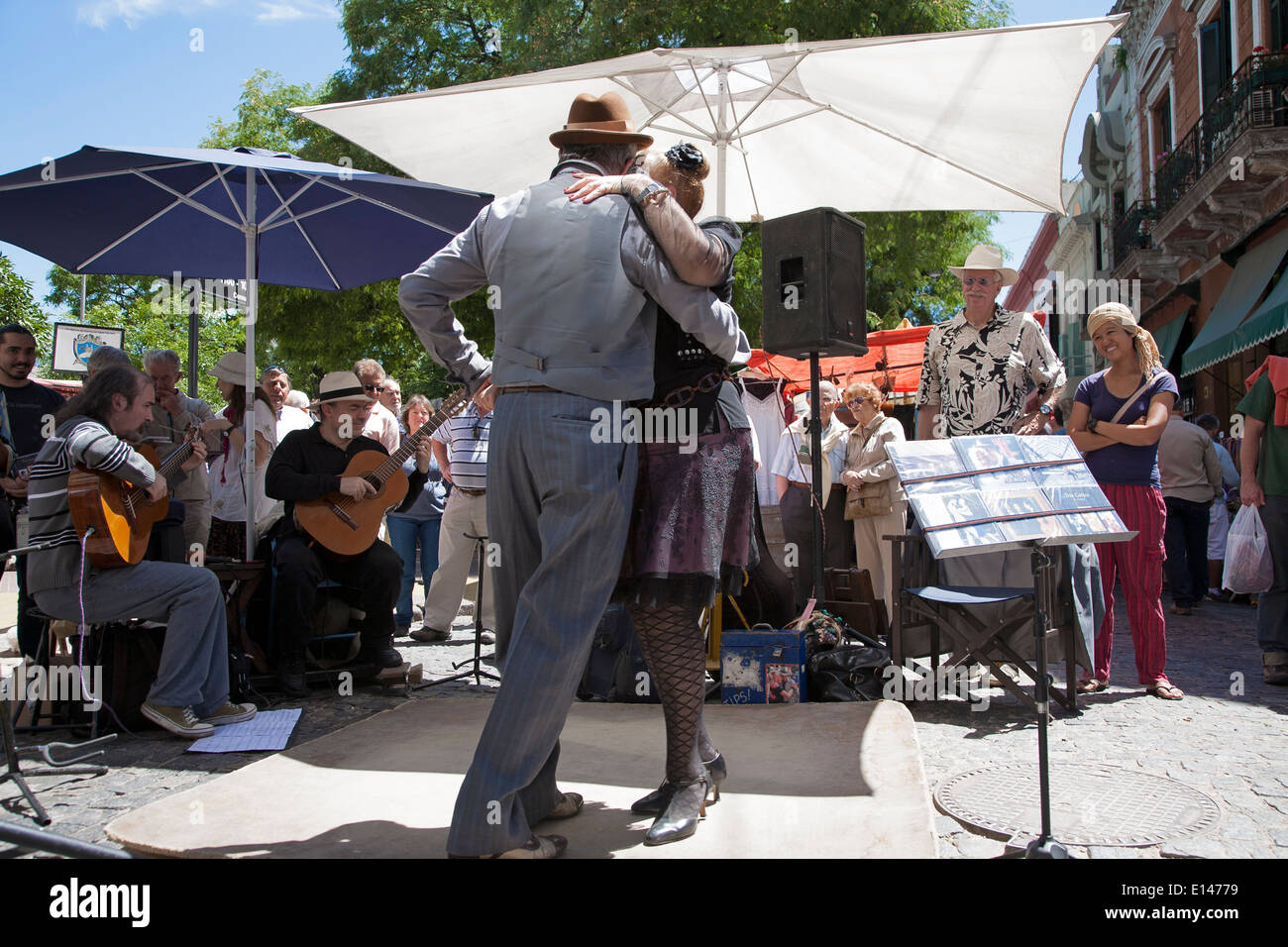 Couple dancing the tango argentina hi-res stock photography and images ...