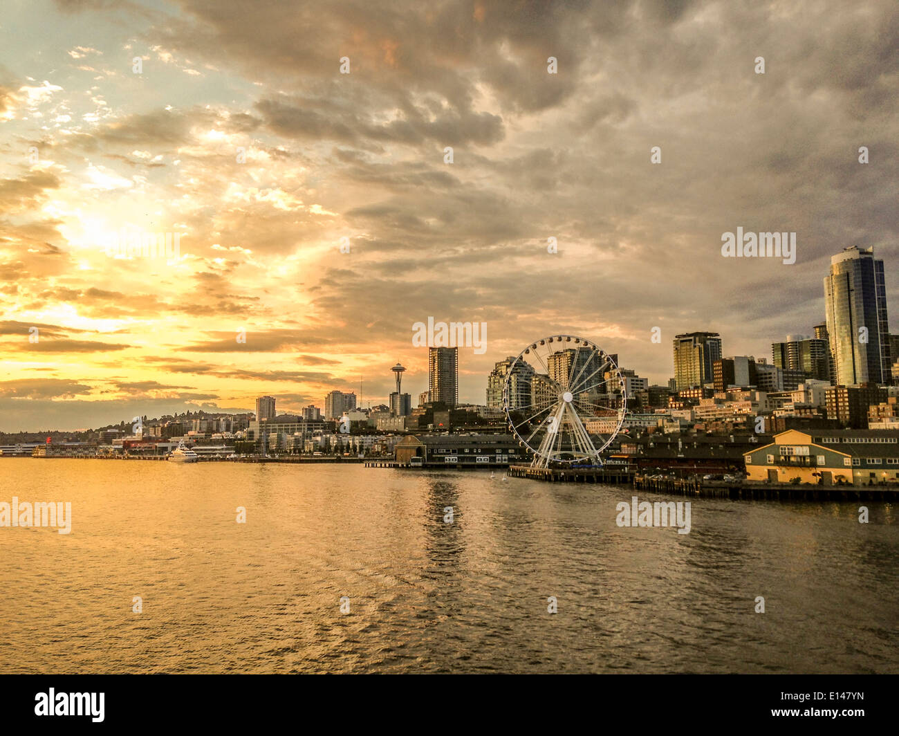 Horizontal waterfront and skyline smartphone stock photos and images ...