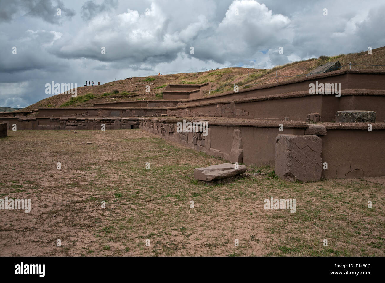 Akapana pyramid. Tiwuanaku archaeological site. Bolivia Stock Photo - Alamy
