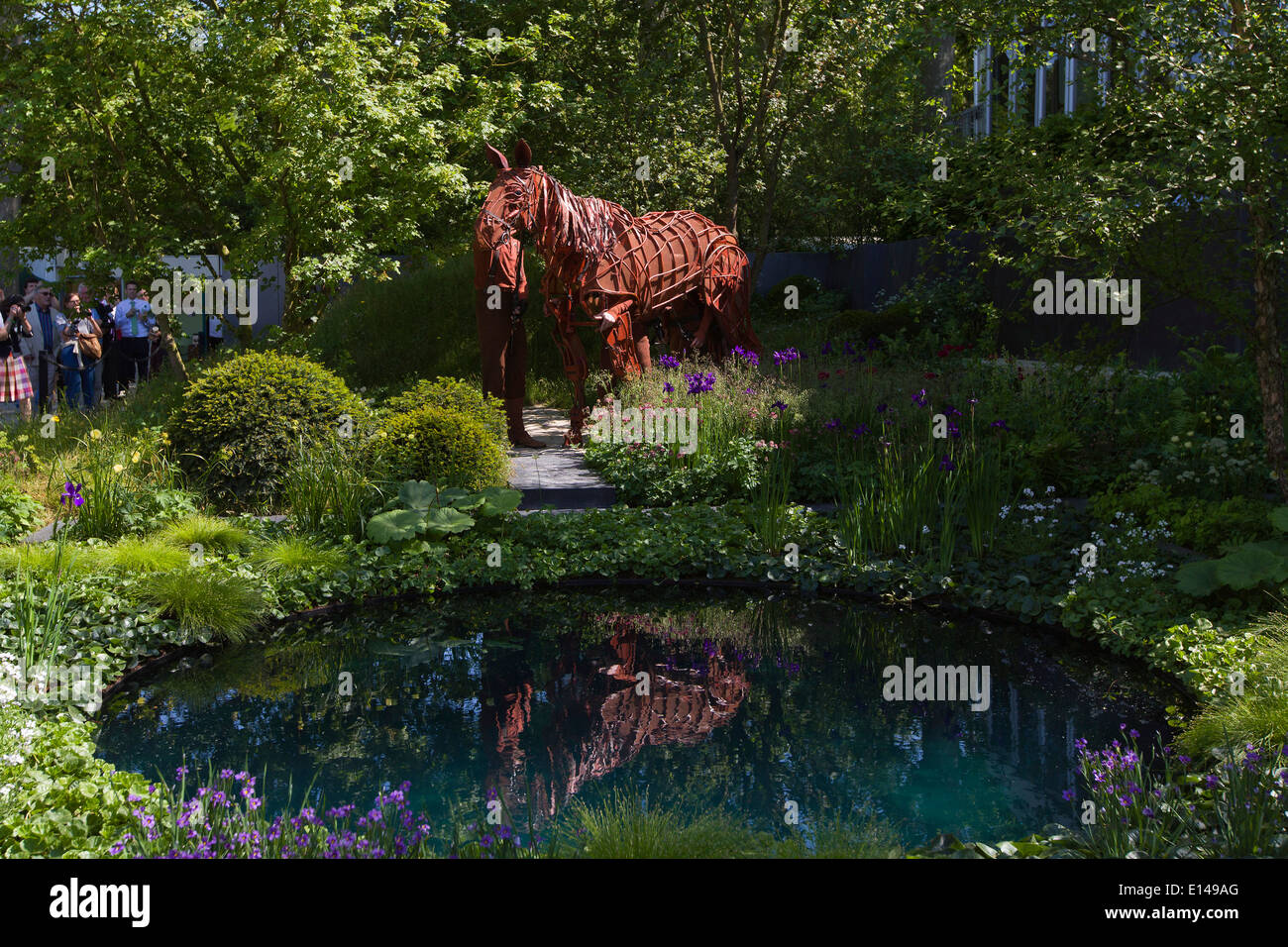 War horse puppet hi-res stock photography and images - Alamy