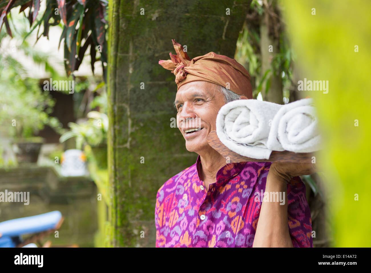 Worker carrying hi-res stock photography and images - Alamy