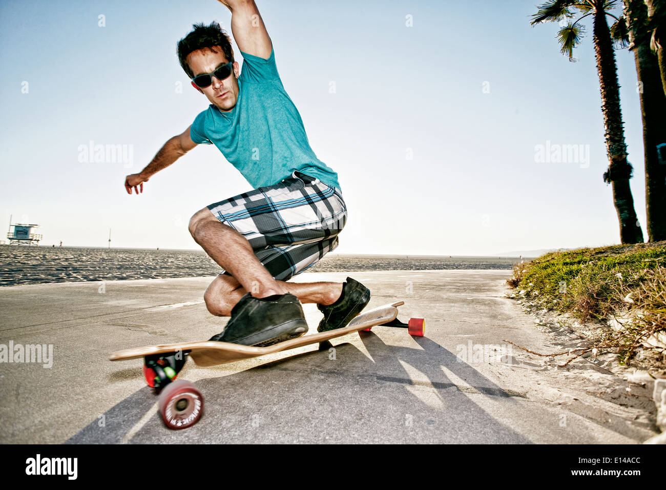 Man with arms outstretched beach hi-res stock photography and images ...