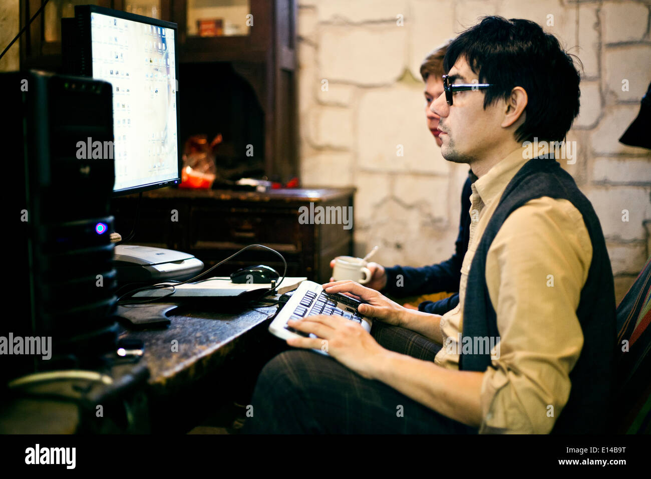 Using desk computer hi-res stock photography and images - Alamy