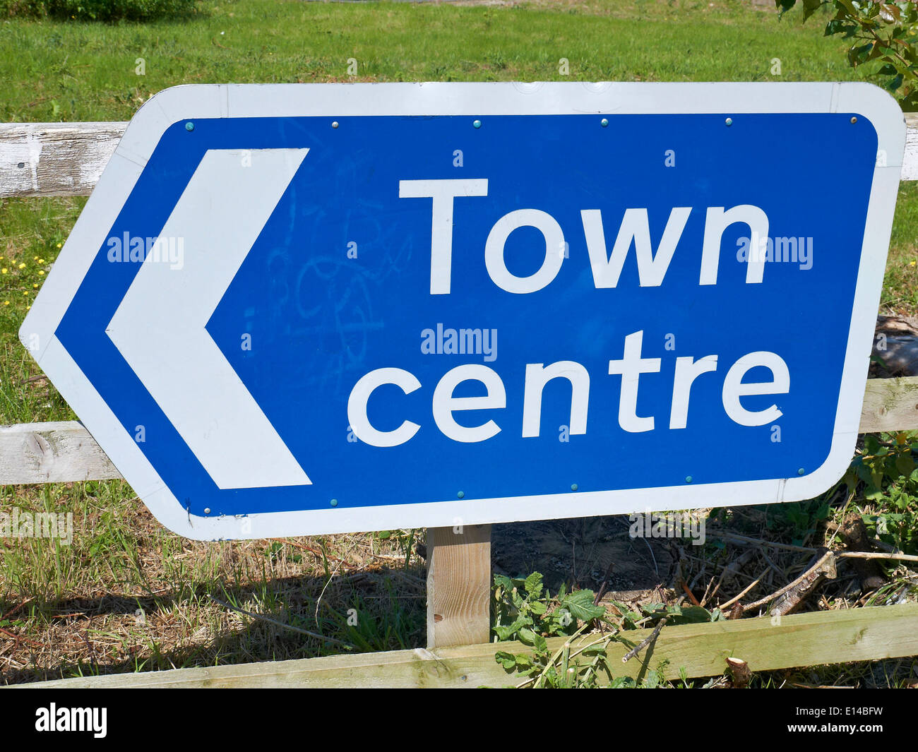 Arrow signage hi-res stock photography and images - Alamy