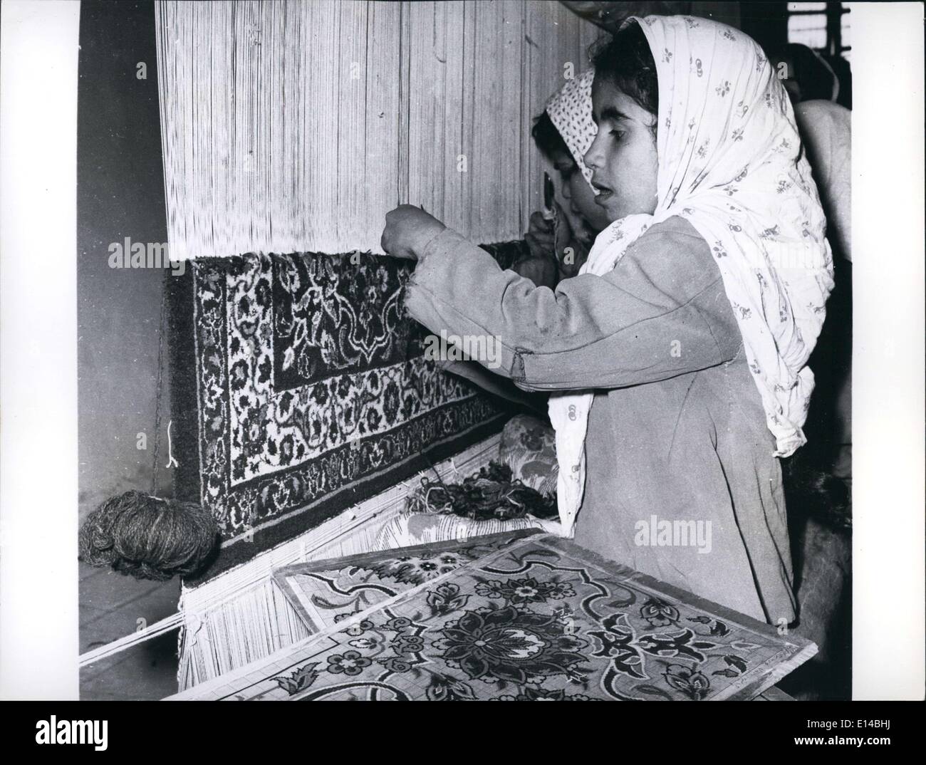Persian girls working at looms hi-res stock photography and images - Alamy