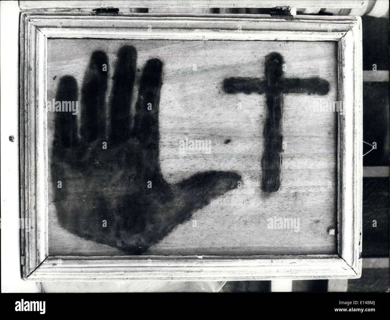 Dead hand hi-res stock photography and images - Alamy