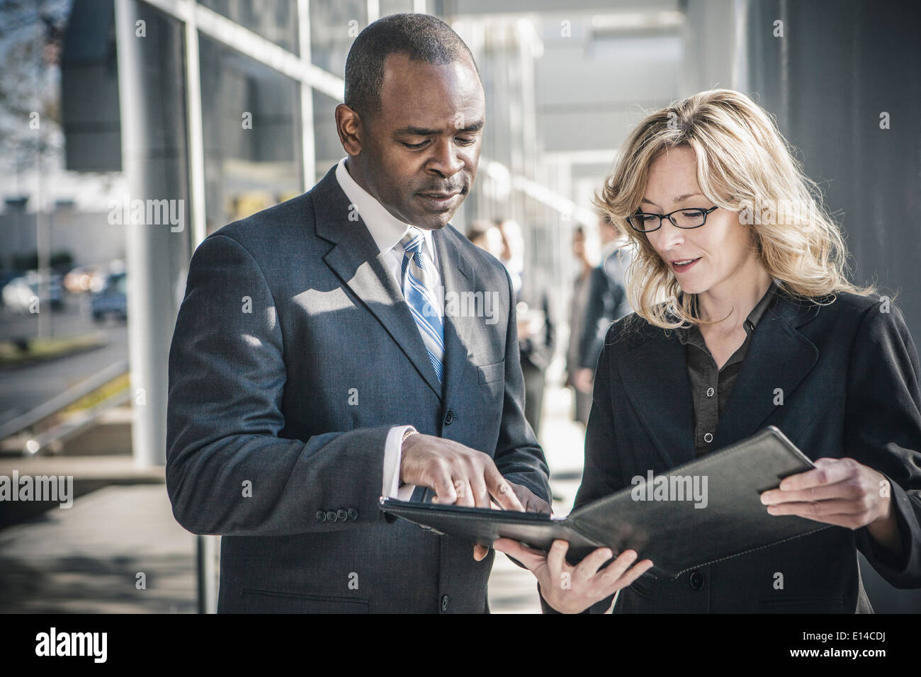 Two communicating business people hi-res stock photography and images ...