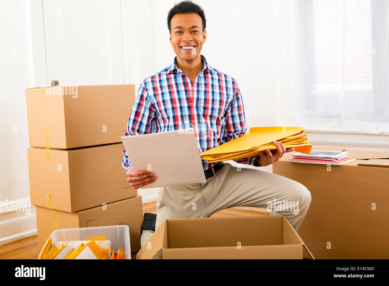 Man packing boxes hi-res stock photography and images - Alamy