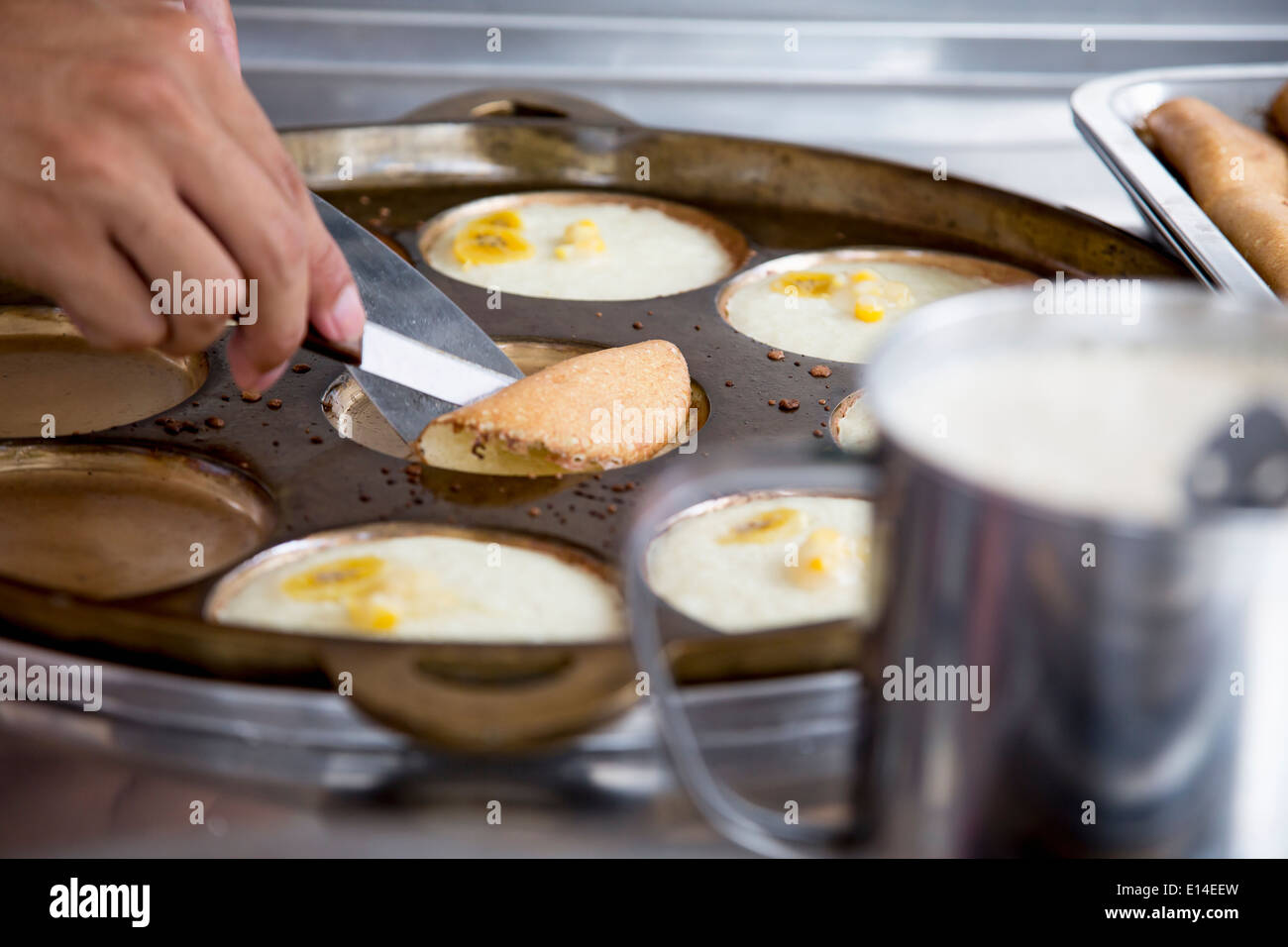 Flipping pancake hi-res stock photography and images - Alamy