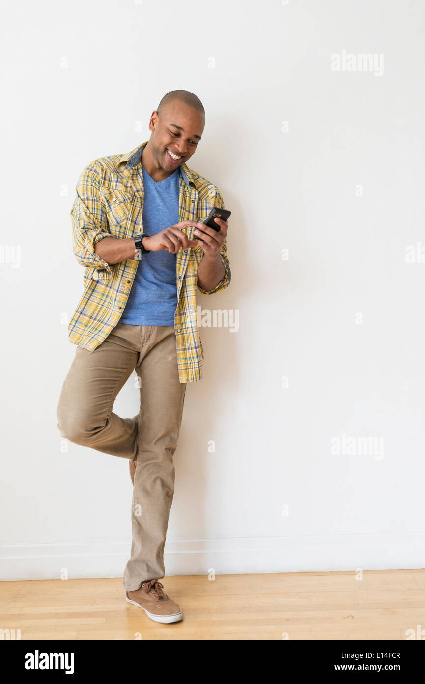 Black man holding phone hi-res stock photography and images - Alamy