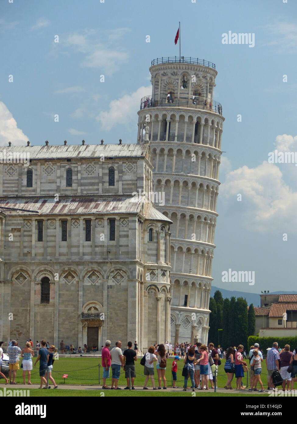 People looking at the Leaning Tower of Pisa Stock Photo - Alamy
