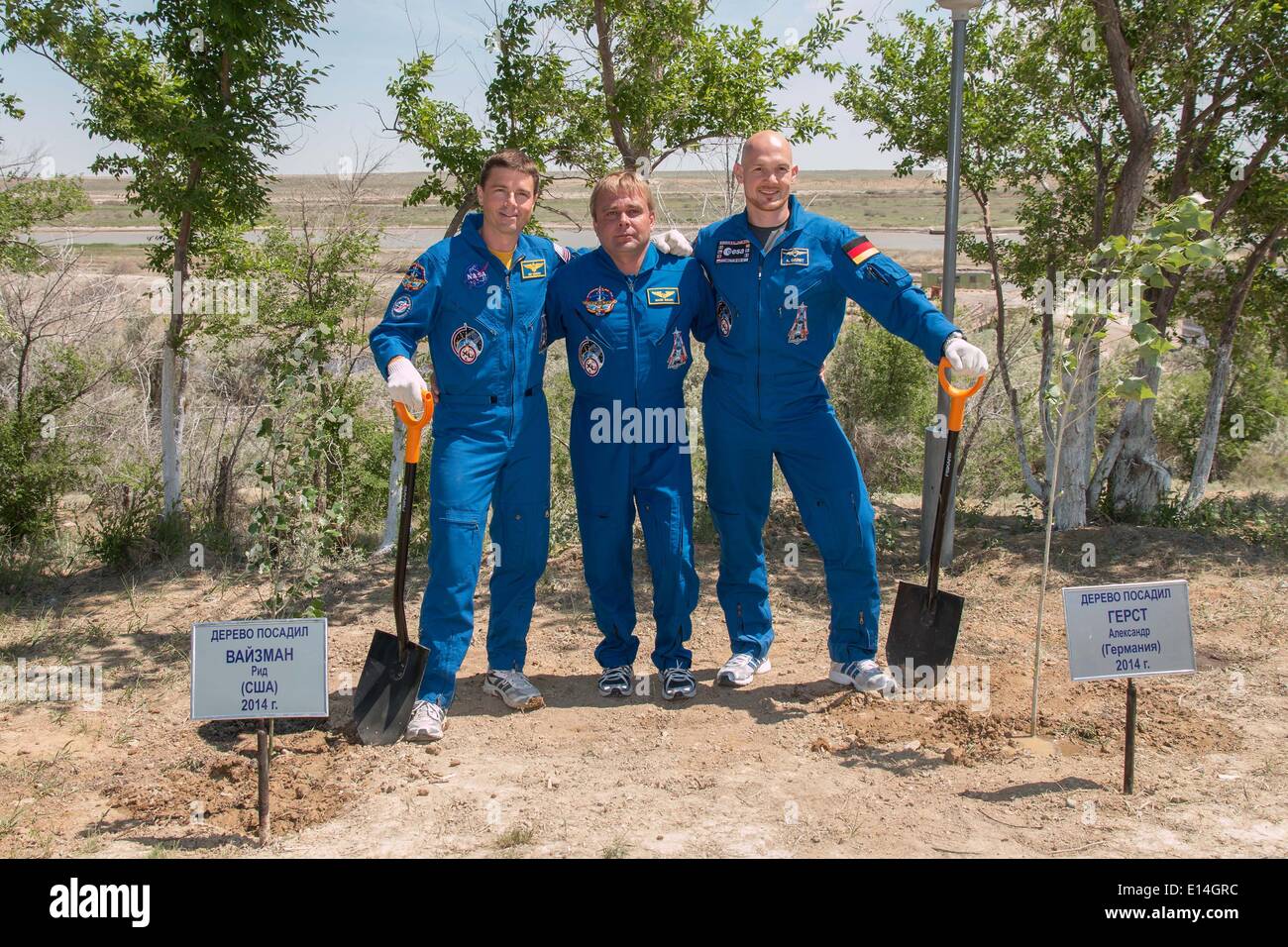 ISS Expedition 41 crew members (L-R), Reid Wiseman of NASA, Max Suraev ...