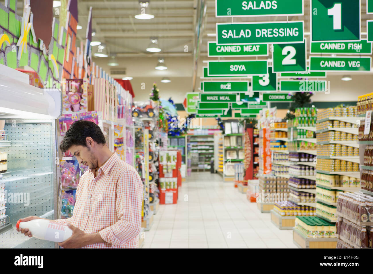 Shopper looking reading label hi-res stock photography and images - Alamy