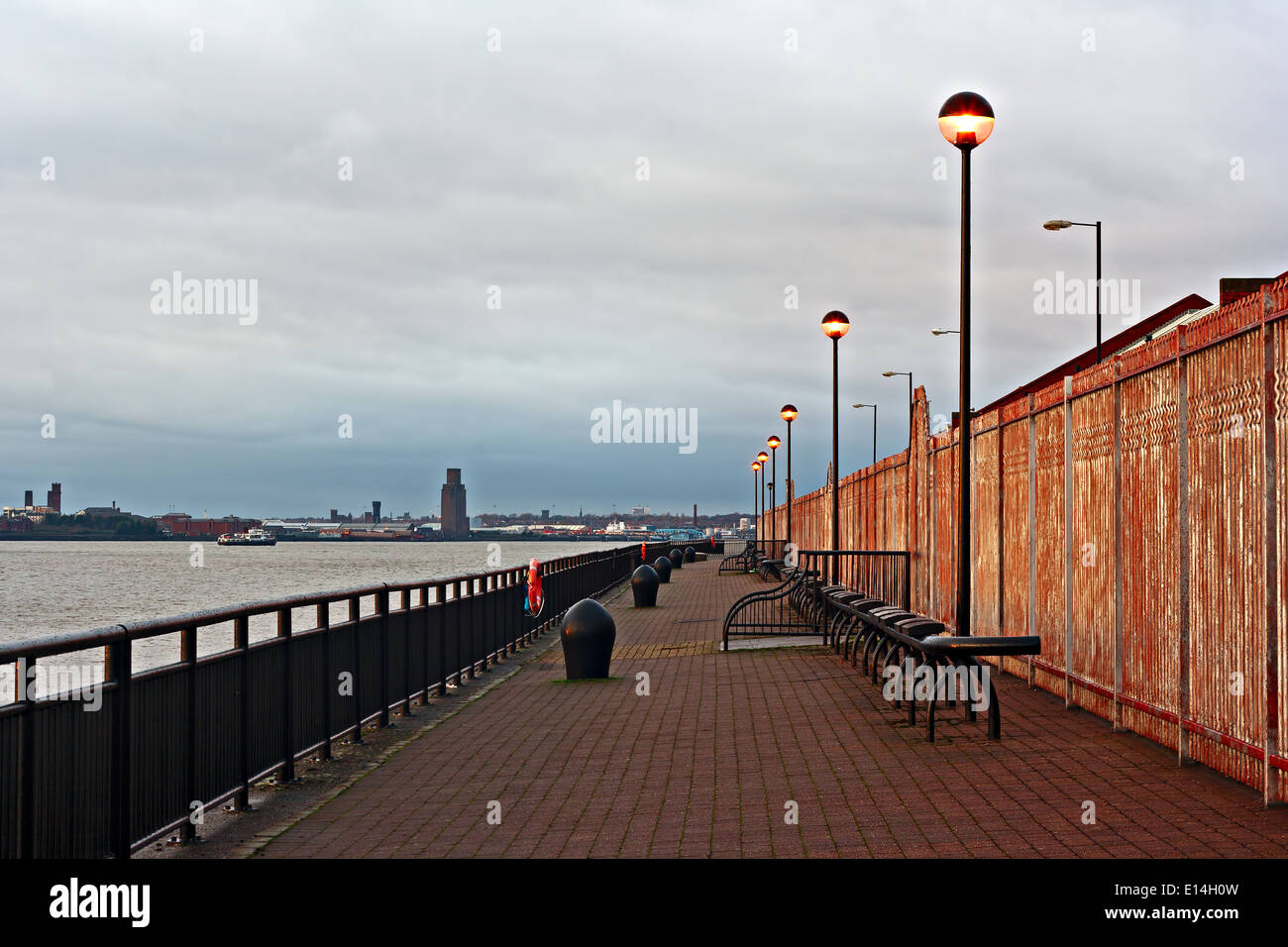 River mersey promenade hi-res stock photography and images - Alamy