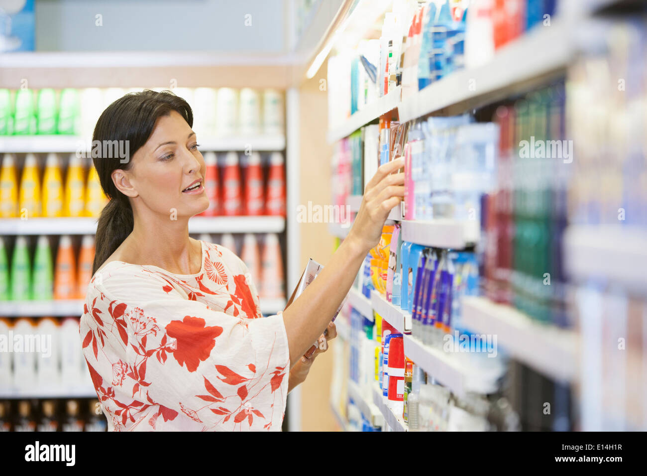 Drugstore aisle hi-res stock photography and images - Alamy
