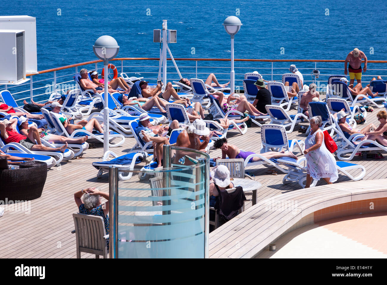 Female sunbathers hi-res stock photography and images - Alamy